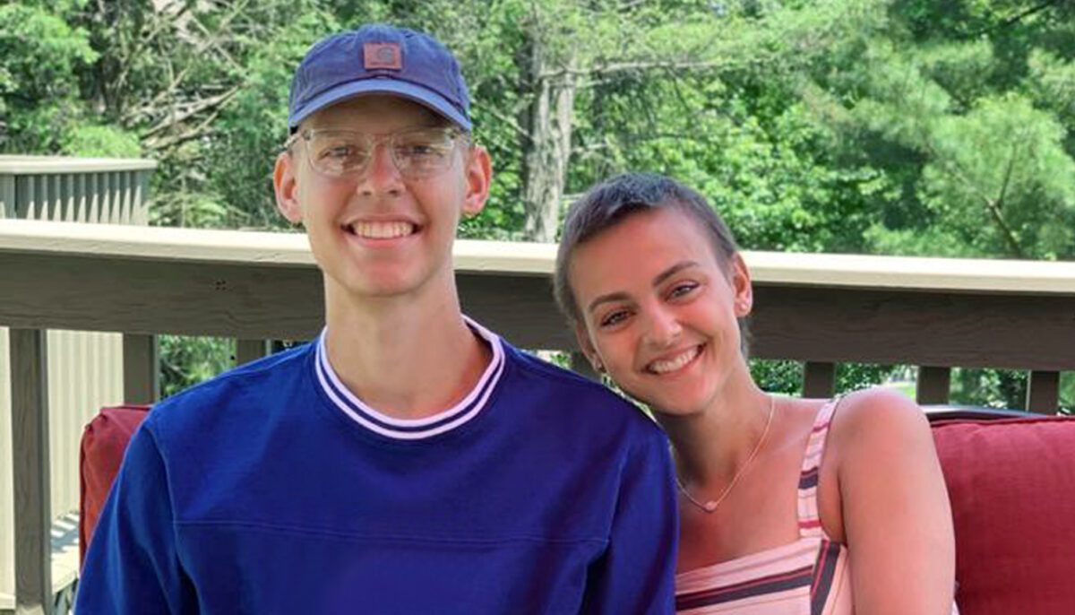 Un jeune couple atteint de cancer devient inséparable tout en luttant ...