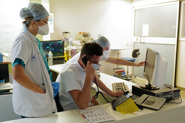 Non vaccinée, Christelle attaque en justice l’hôpital d’Orsay qui l’a ...