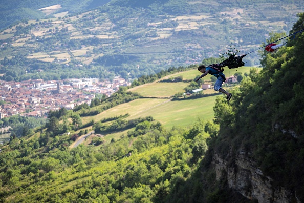 Pyrénées : un base-jumper amateur se tue en sautant d'une falaise