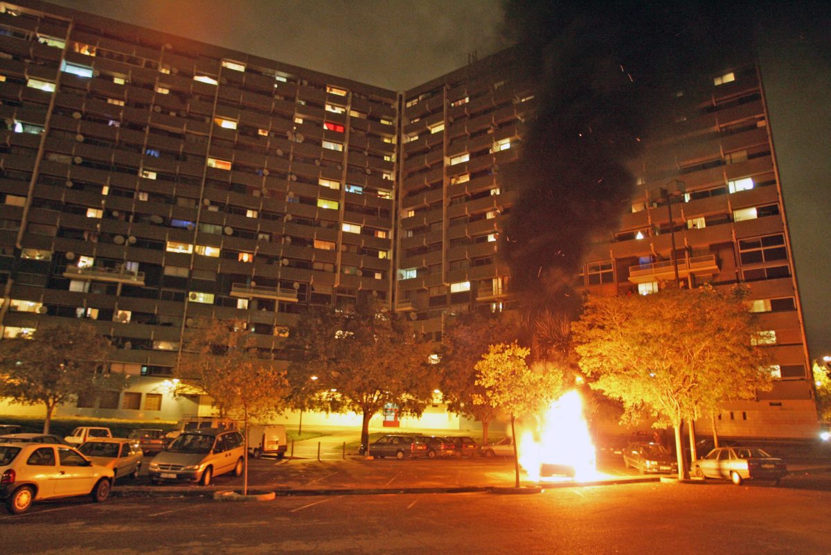 Nouvel an : plus de 1.100 véhicules incendiés et 500 interpellations ...