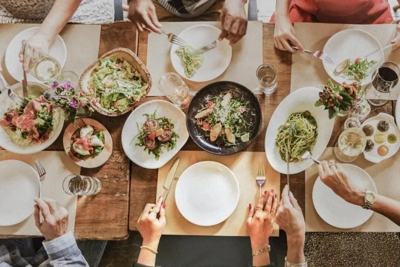 Pourquoi certains adultes deviennent difficiles à table — et comment ...